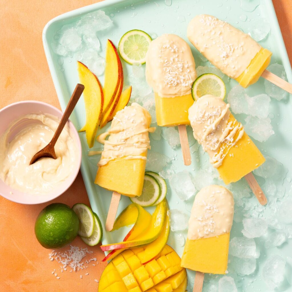 Popsicles tropicaux à la mangue, chocolat blanc et noix de coco ...